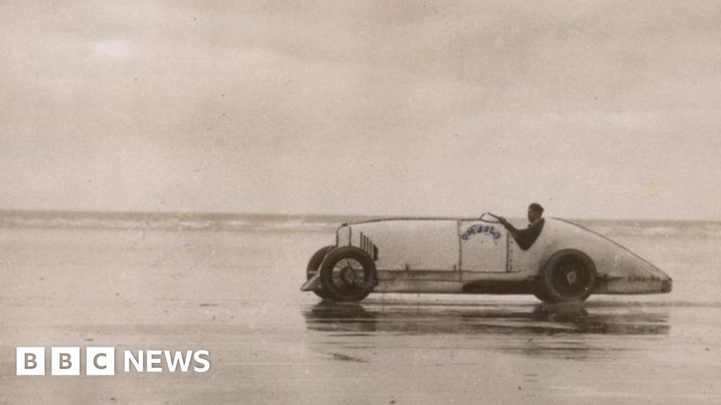 Pendine Sands land-speed record attempt photo sold - BBC News