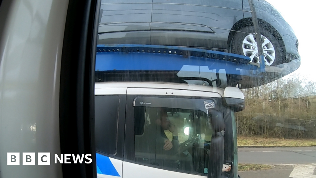 Lorry driver uses elbow to steer car transporter on M40 - BBC News