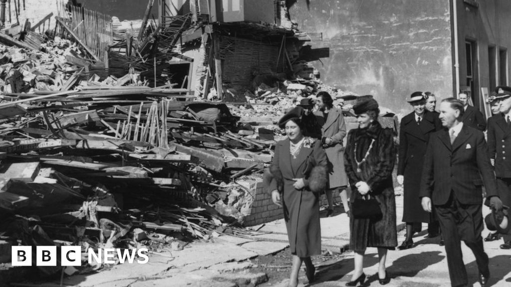 Plymouth Blitz: Plaque for 48 firefighters unveiled - BBC News