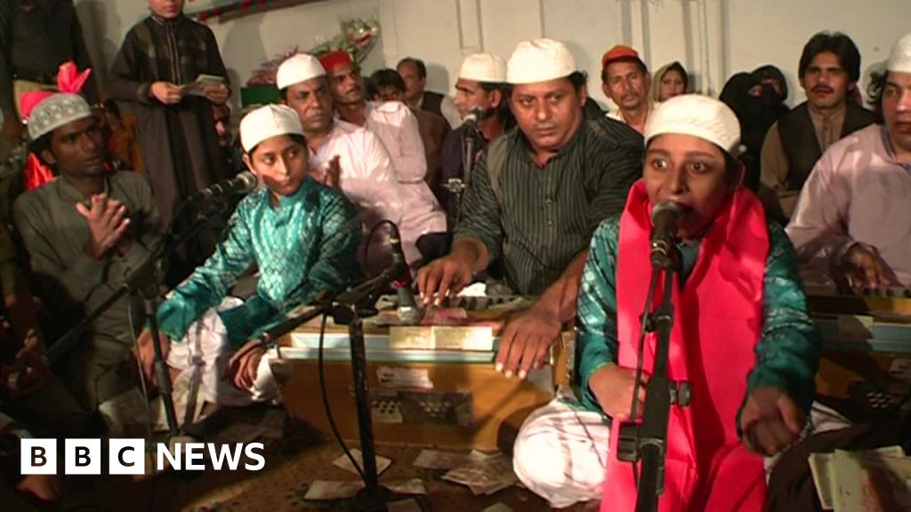 Young Qawwali stars take to the sacred stage in Pakistan - BBC News