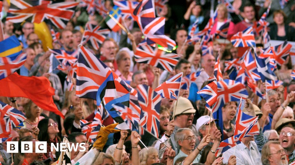 Sound of Music singalong at Last Night of the Proms - BBC News