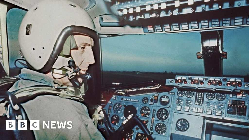 Andre Turcat, pilot who flew first Concorde, dies aged 94 - BBC News