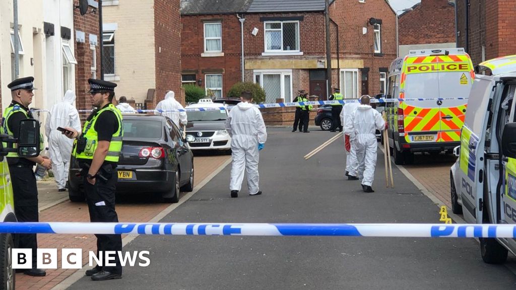 Murder arrests after man found dead in Wakefield house - BBC News