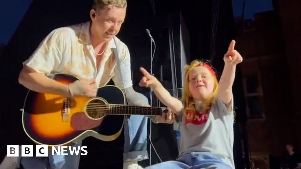 'I loved performing with McFly' - BBC News