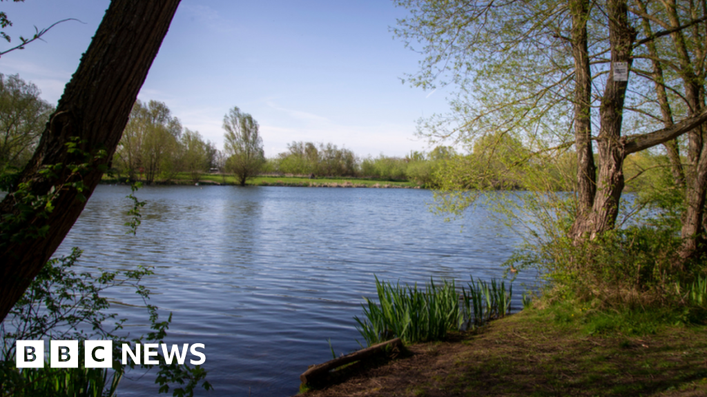 Dishley Pool: Twitchers invited to dawn chorus walk around lake - BBC News