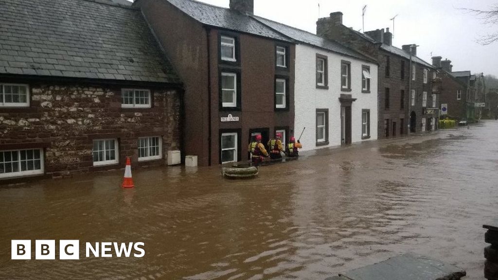 Storm Desmond: North East and Cumbria flood warnings - BBC News