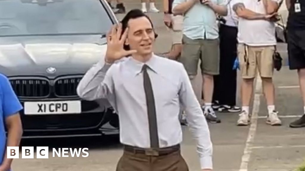 Loki star Tom Hiddleston surprises family during Ware filming - BBC News