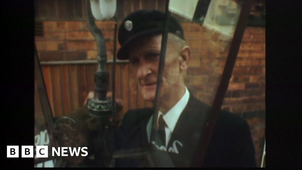 Appeal to find Birmingham's last gas lamp lighter - BBC News