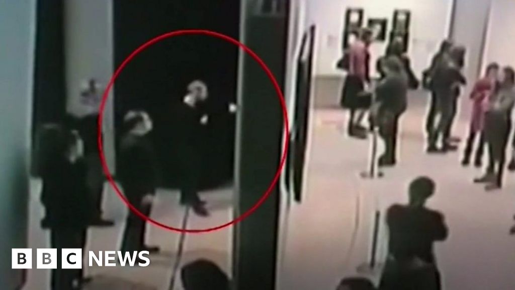Russia art theft: Thief steals painting in front of gallery goers