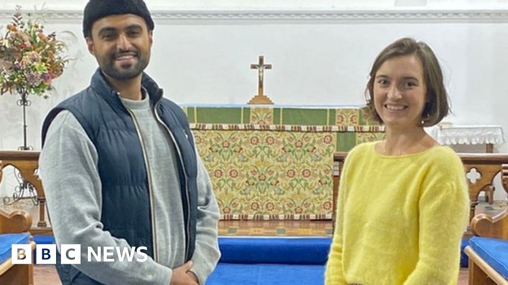 Surrey mosque helps raise funds for Tilford village church - BBC News