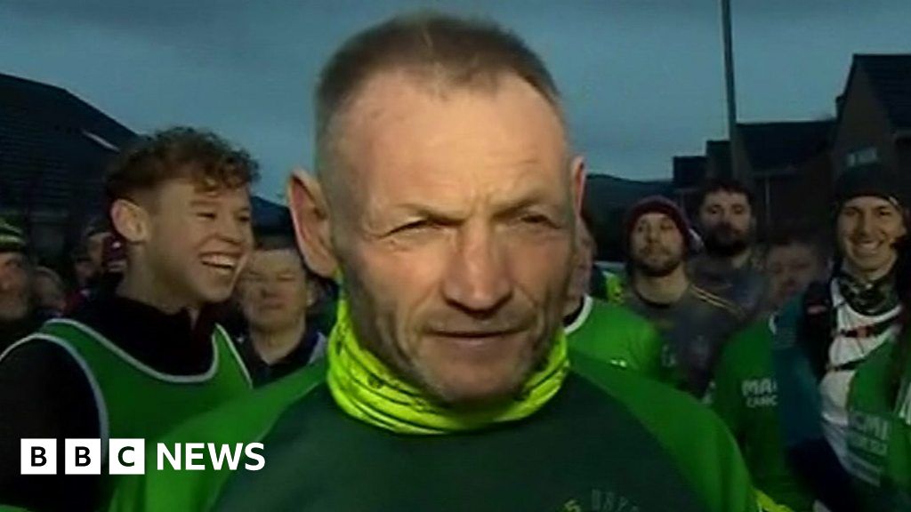 Cumbrian marathon man Gary McKee starts 365th run of 2022 - BBC News