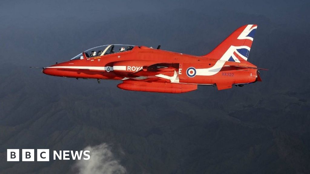In pictures: First leg of Red Arrows world tour - BBC News