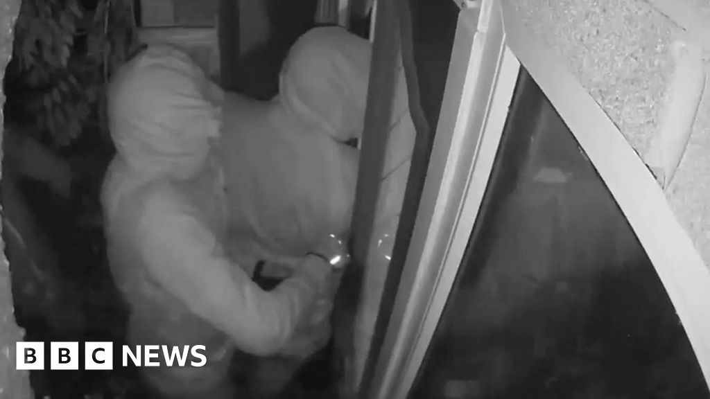 CCTV shows car thieves smashing door with hammers - BBC News