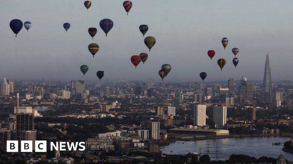 Striking images show hot air balloons soaring over London - BBC News