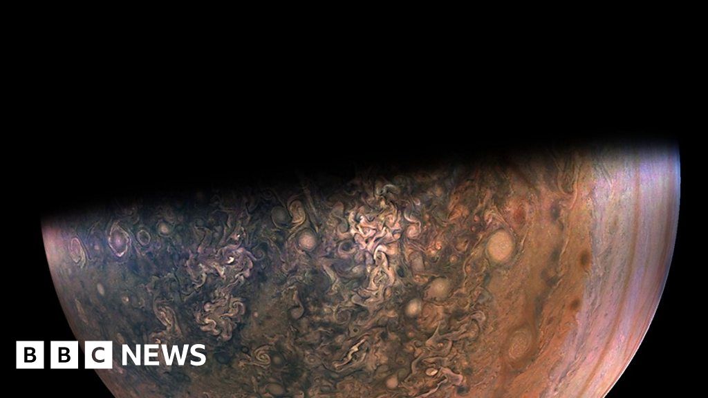 Fly over Jupiter with Nasa's Juno spacecraft - BBC News