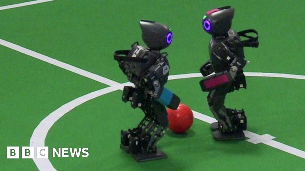 RoboCup: Training robots to play football - BBC News