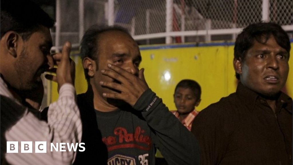 Pakistan explosion leaves many dead at Lahore park - BBC News