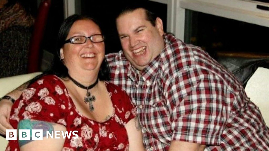'Together we've lost 27 stone' - BBC News