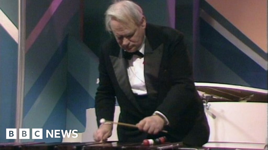 Patrick Moore plays the xylophone for Children in Need in 1982 - BBC News