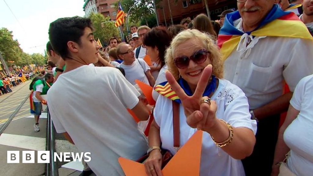 Catalan independence: Thousands rally at campaign launch - BBC News