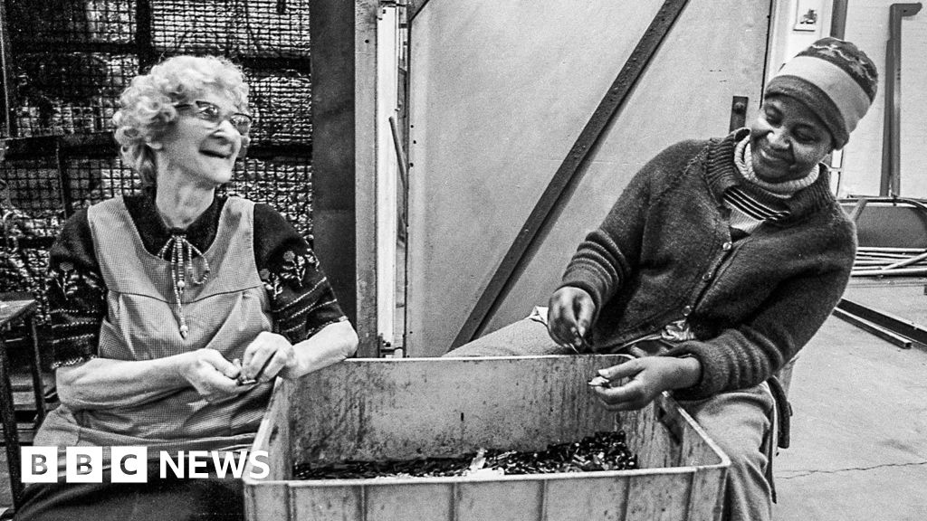 Work, protest and play on the streets of Hackney - BBC News