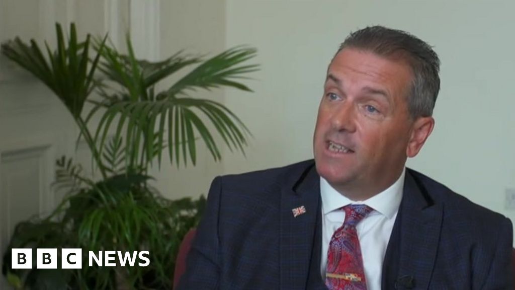 Birmingham bin strike: Calls for council leader to resign - BBC News