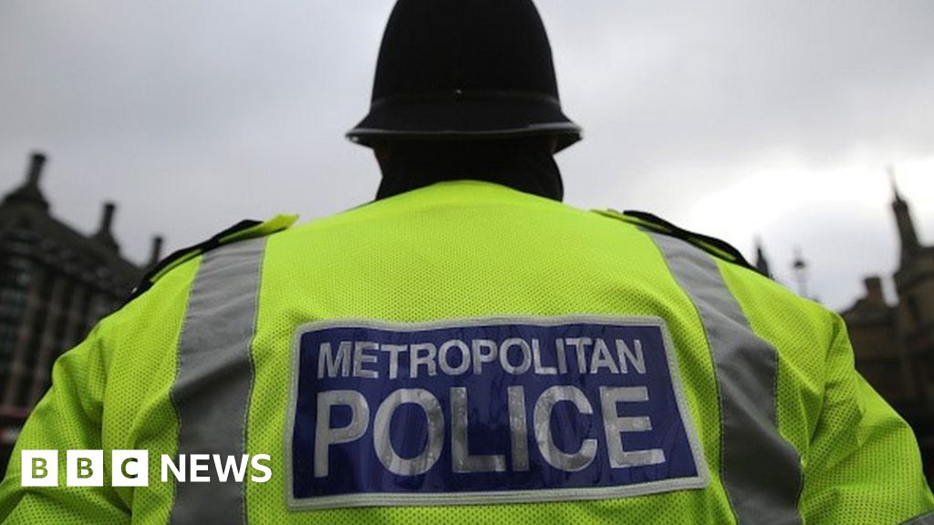 Woman wearing hijab attacked in London street - BBC News