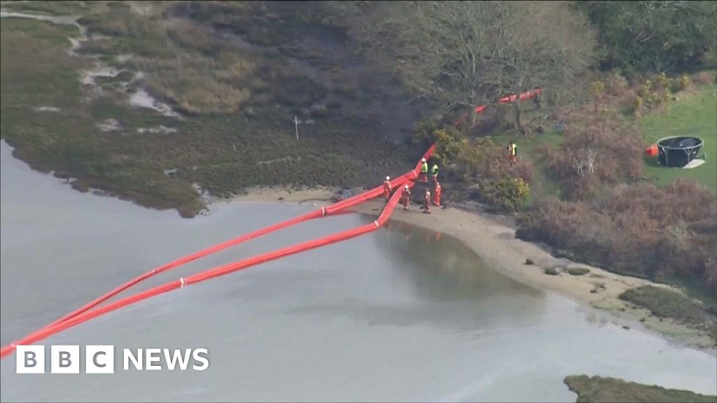 Aerial video shows Poole Harbour pipeline leak clean-up
