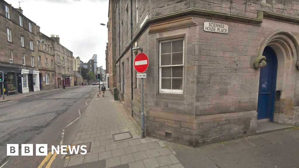 Two knifepoint robberies in Edinburgh 'linked' - BBC News