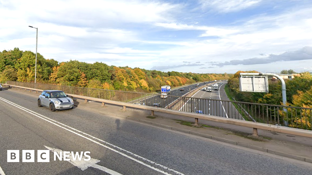 A432 bridge over M4 to stay shut until at least December - BBC News