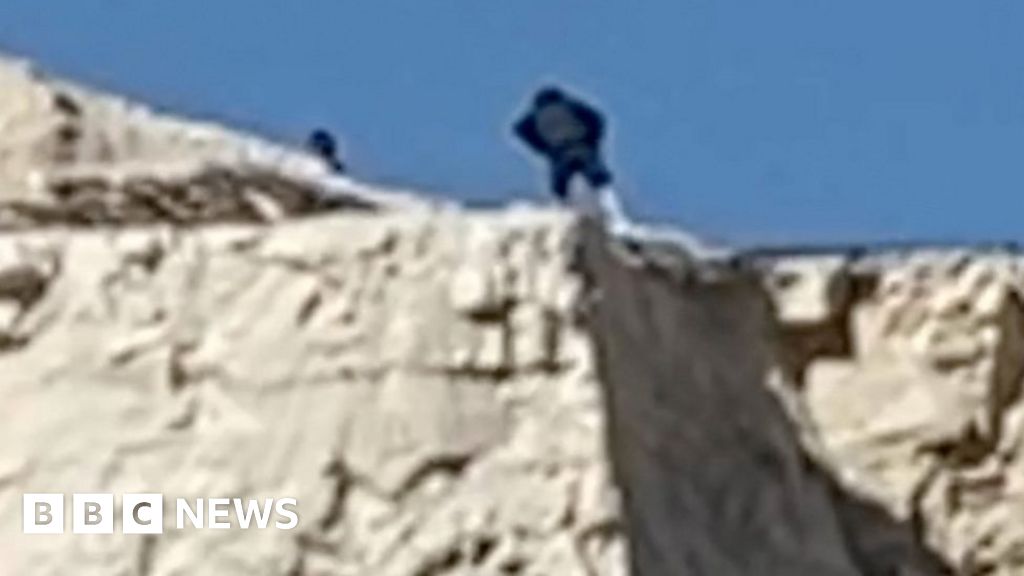 Splash Point cliff warning after man filmed kicking at cliff edge