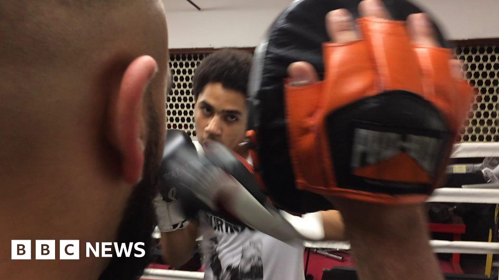 Boxing clever - the club helping teens escape gangs - BBC News
