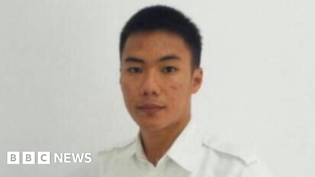 Indonesia tsunami: Pilot hails 'hero' air traffic controller - BBC News