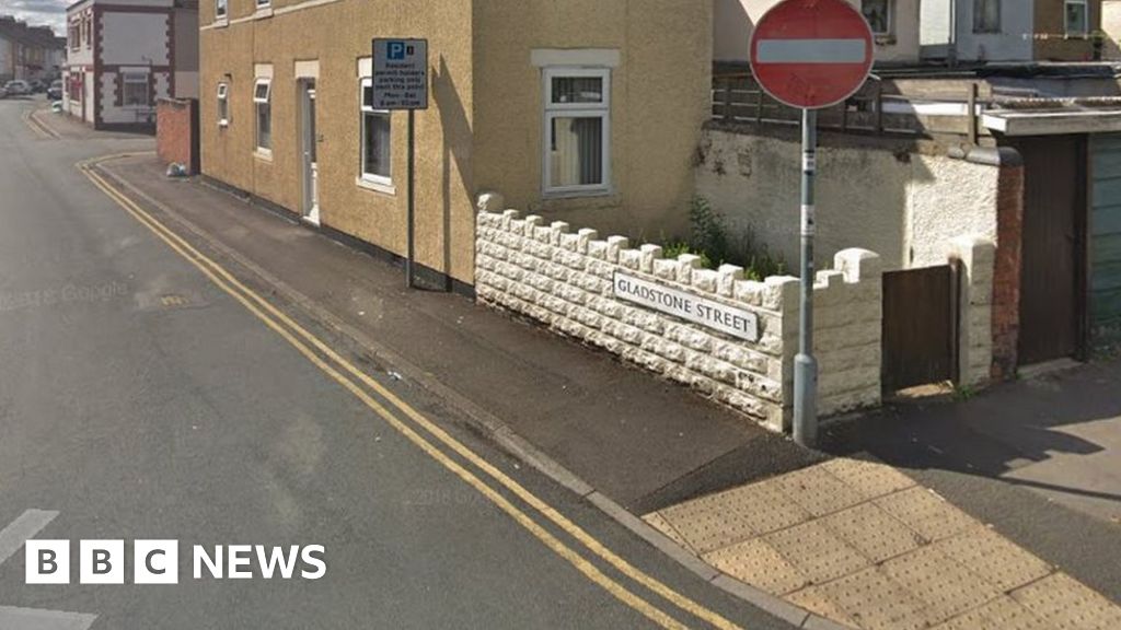 Man found with slash injury to his head in Swindon - BBC News