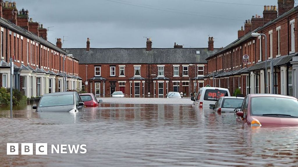Teenager looted flood-hit Carlisle home - BBC News
