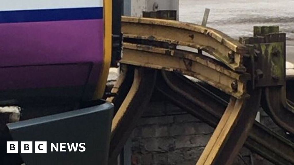 Injuries as Northern train hits buffer at Preston station - BBC News