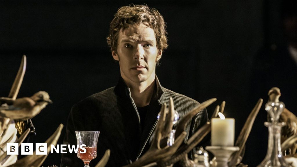 Benedict Cumberbatch up for WhatsOnStage award - BBC News
