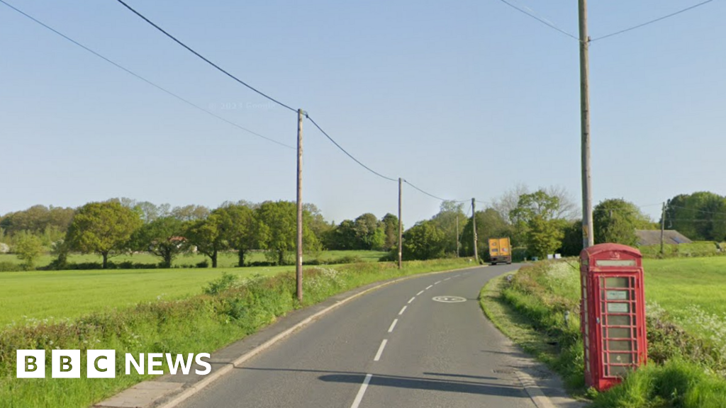 Witnesham: Motorcyclist dies after crash near Ipswich - BBC News
