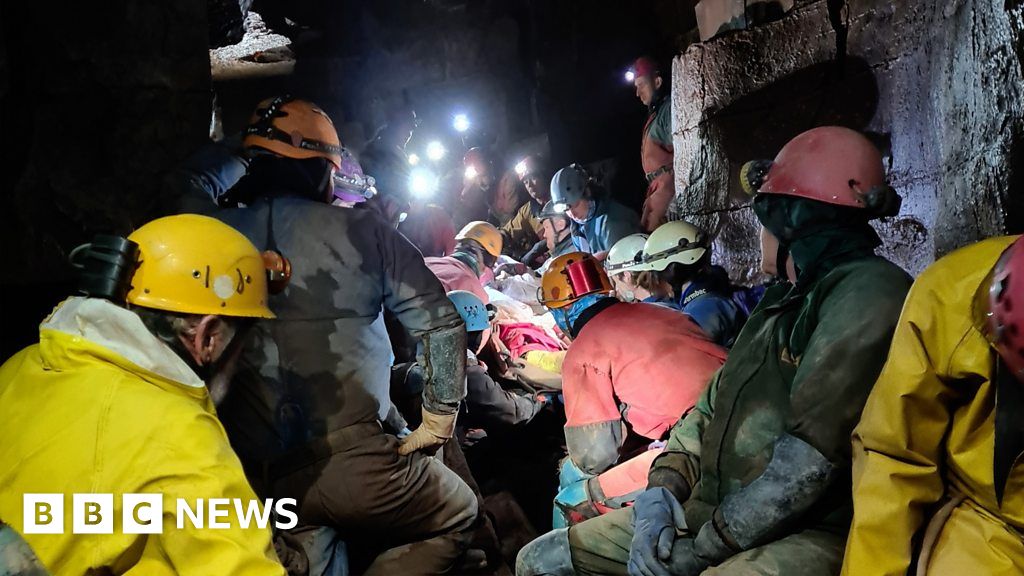Brecon Beacons: Caver's 54-hour rescue 'very slick' - BBC News