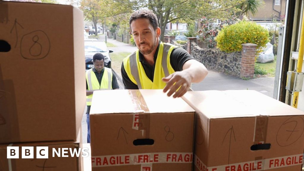 HGV driver shortage: Patient care risk over NHS deliveries - BBC News