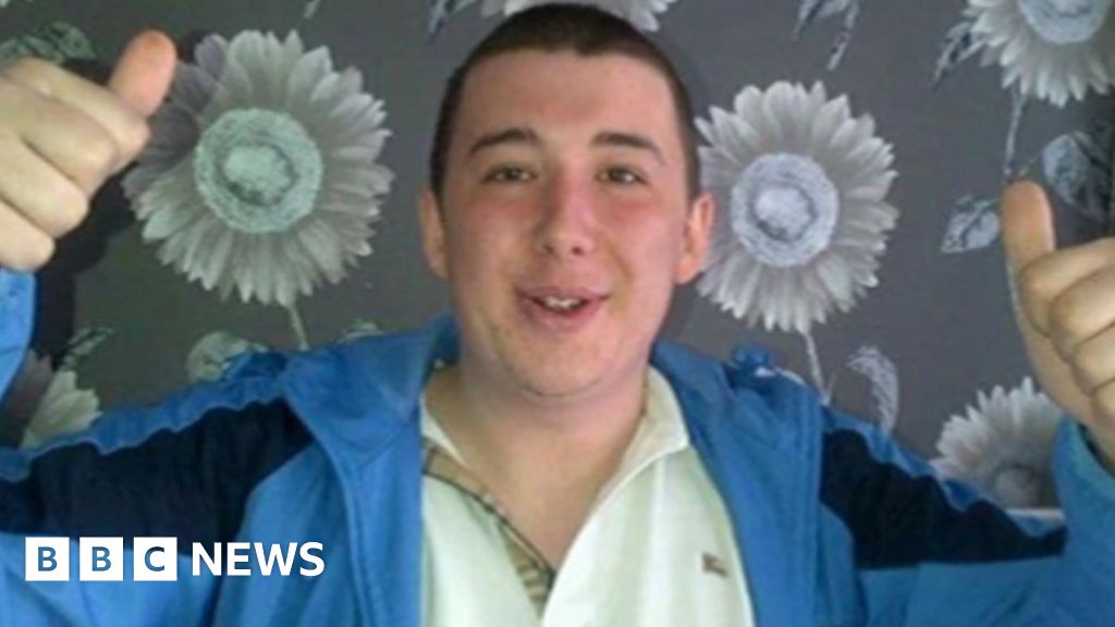 Lee Irving killing: Defendant was 'told to move body' - BBC News