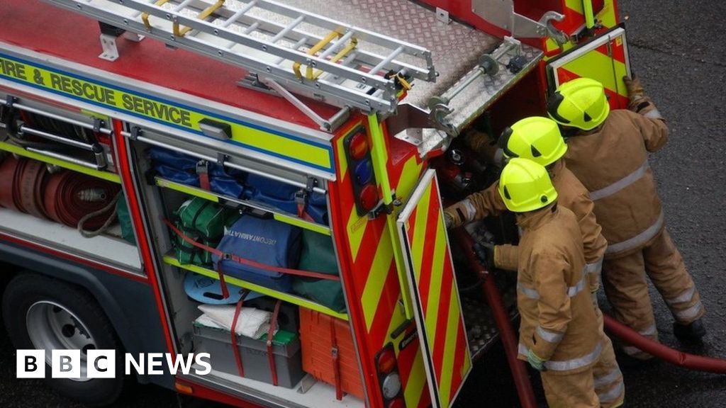 Woman dies in Wolverhampton house fire - BBC News