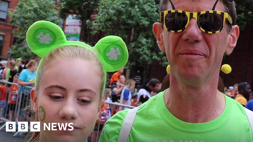 Attack survivor Freya Lewis in Great Manchester Run - BBC News