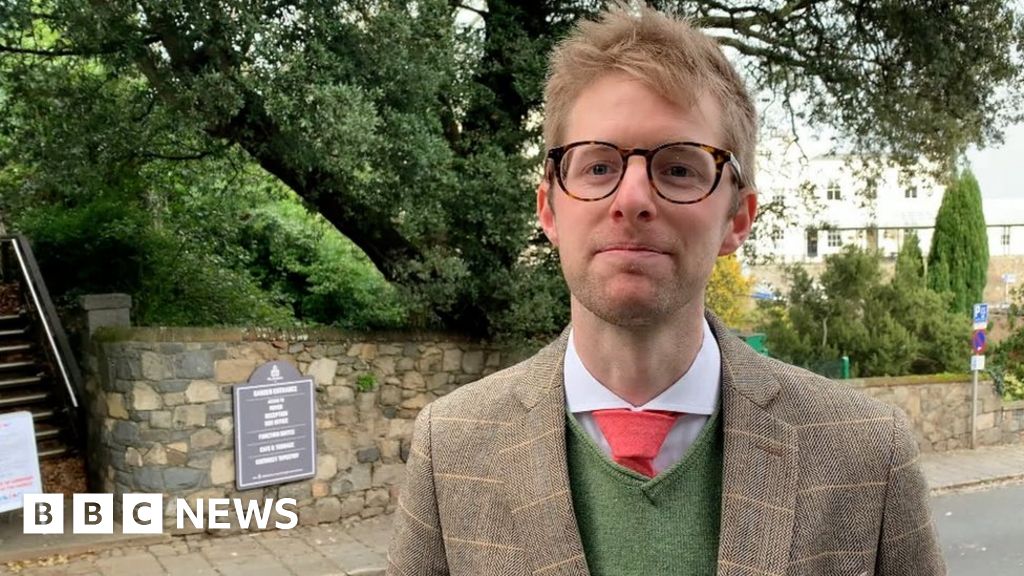 Guernsey Deputy handed eviction notice on coffee shop - BBC News