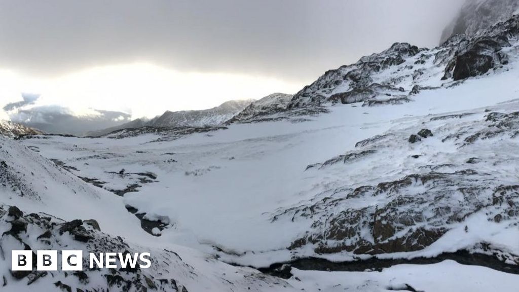Walker dies after 800ft fall from Clogwyn Coch, Snowdon - BBC News