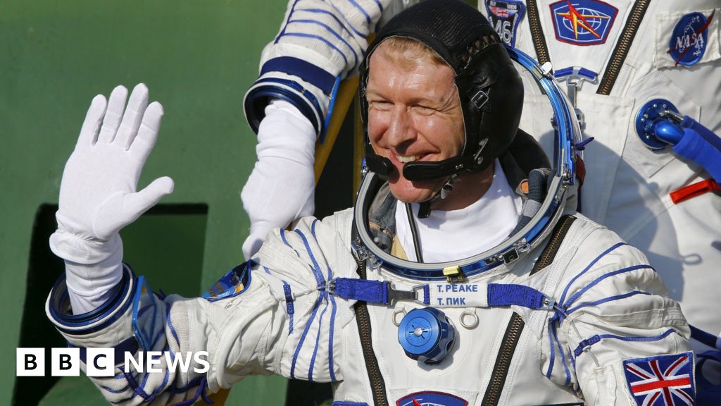 Tim Peake: UK astronaut heads for space station - BBC News