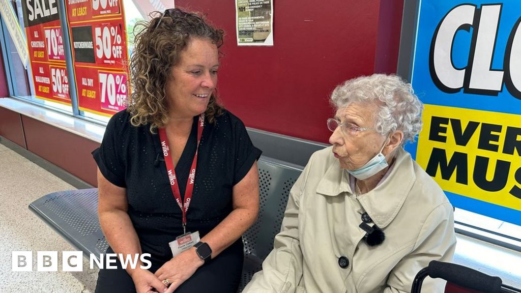Wilko: Staff and customers say final farewell to Clifton branch - BBC News