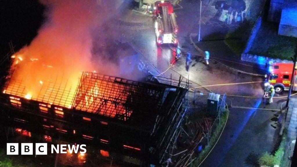 Tonypandy: Three 11-year-olds arrested over house fires - BBC News