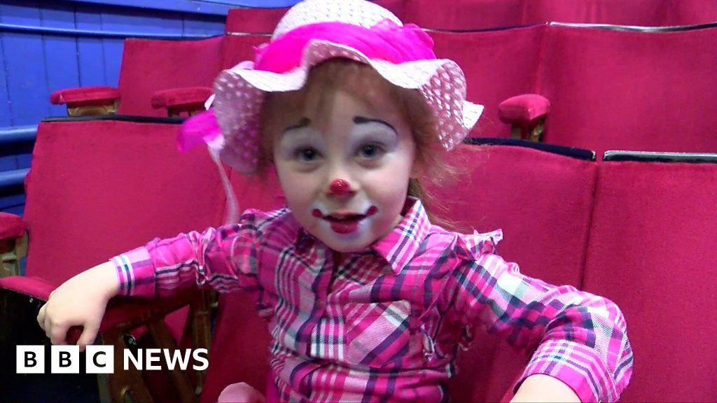 Lowestoft girl follows in father's footsteps as a clown - BBC News