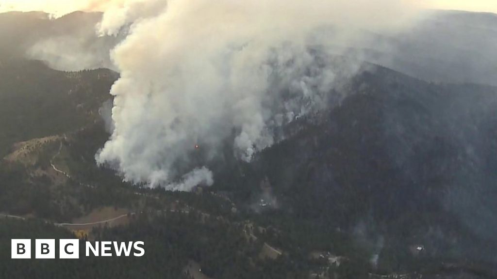 Colorado battles a record-breaking wildfire - BBC News